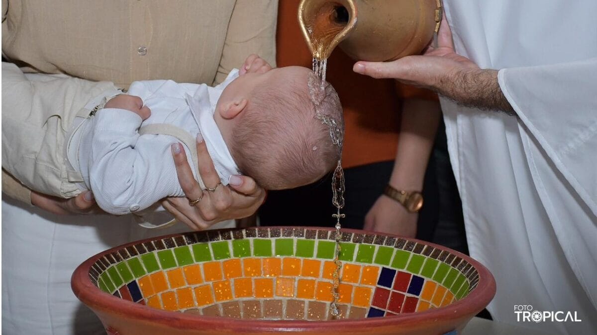 Imagem de terço se forma na água durante batismo de bebê em SC e foto ...